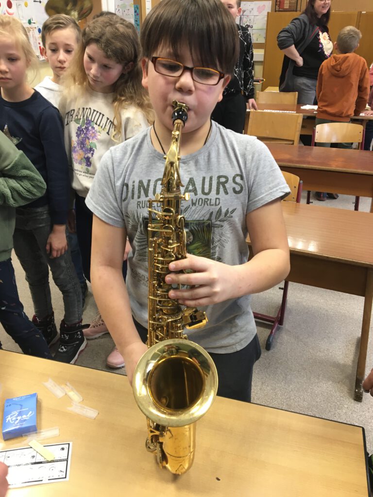Mr. Posaune, Mrs. Querflöte und Co zu Besuch in der Grundschule Dohr ...